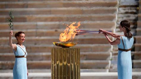 La llama olímpica ya va rumbo a París 2024 tras ser encendida en Grecia