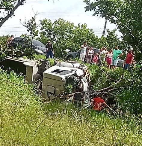 Duas Pessoas Morrem Em Colis O Entre Carros E Caminh O Na Br Em