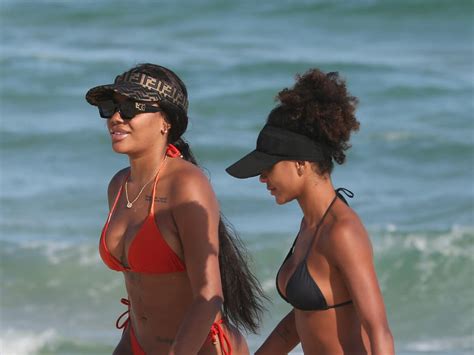 Brunna Gonçalves e Ludmilla trocam beijos quentes em praia do Rio