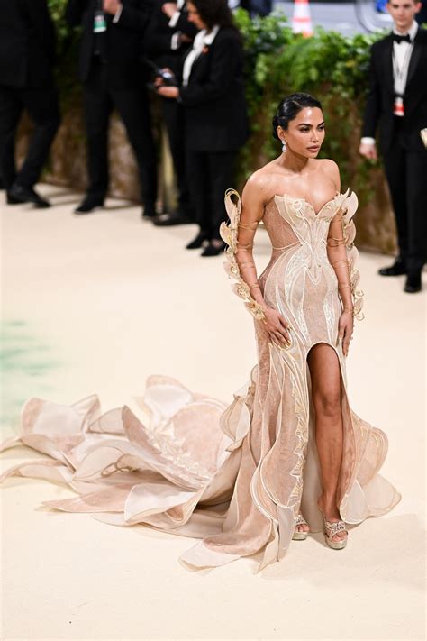 Galerie Foto Cine este femeia misterioasă de la MET Gala 2024 Oamenii