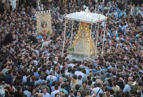 Vivas Y Plegarias Al Paso De La Virgen Del Roc O Ante Sus Hermandades
