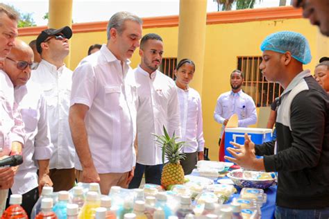 Préstamos capacitaciones y deportes en Feria de Emprendimiento y