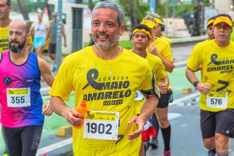 Pessoas Participam Da Corrida Maio Amarelo Promovida Pelo