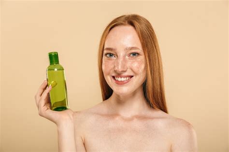 Portrait De Beaut D Une Jeune Rousse Aux Seins Nus Souriante Photo