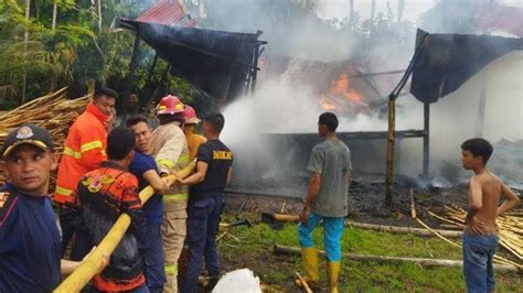 Pabrik Rotan Terbakar Di Simeulue BPBD Kerahkan 4 Mobil Damkar