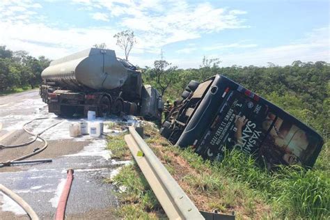 Acidente entre ônibus e carreta de cantora deixa um morto na BR 040