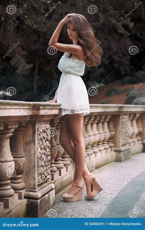 Retrato Integral De La Mujer Modelo Hermosa Con Las Piernas Largas Que