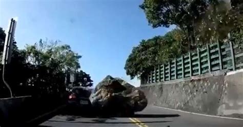 Pedra Gigante Despenca Em Estrada E Esmaga Carro Durante Terremoto Em