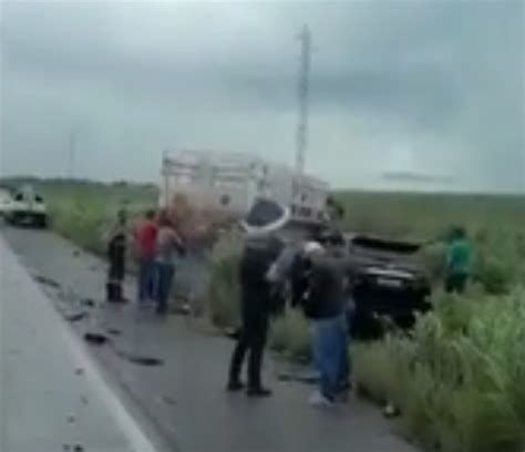 Mulher fica gravemente ferida após bater caminhonete em caminhão na BR
