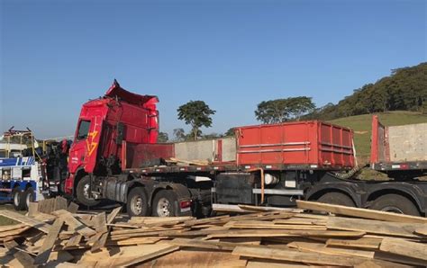 Caminh O Carregado Madeira Tomba Em Rodovia De Piratininga Bauru