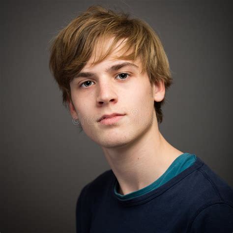 Jeune Homme Blond Adolescent Sûr Dans Le Studio Photo stock Image du