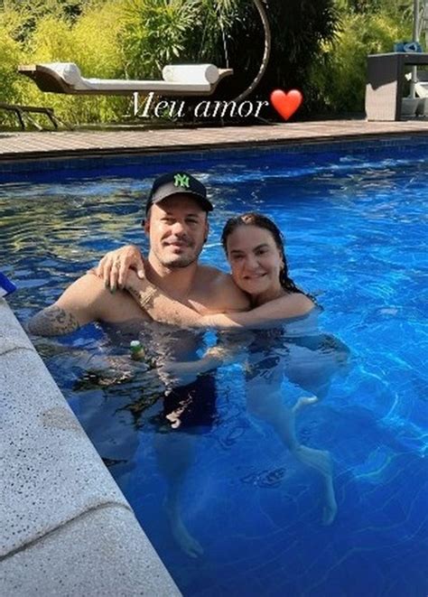 Após reatar namoro mãe de Isis Valverde curte piscina o namorado e