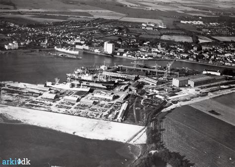arkiv dk Luftfoto over Nakskov Skibsværft og havnen