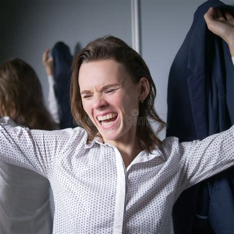 Portrait D une Femme D affaires émouvante Qui Enlève Sa Veste Souriant