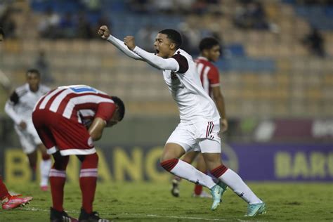 Saiba como o Flamengo trata a renovação de Igor Jesus Lance