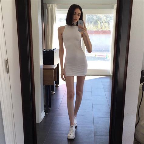 骨感美十足的女生这苗条的身材太完美了