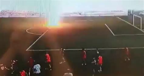Vídeo flagra jogador de futebol sendo atingido por um raio durante