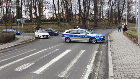 Lubań stanął w korku Zderzenie osobówki ze skuterem