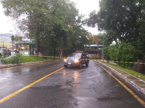 Córregos transbordam durante temporal e alagam ruas em Volta Redonda