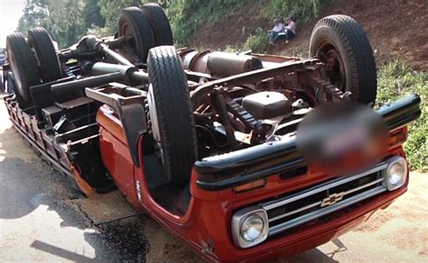 Caminhão tomba na BR 487 e carga de trigo fica espalhada na pista O