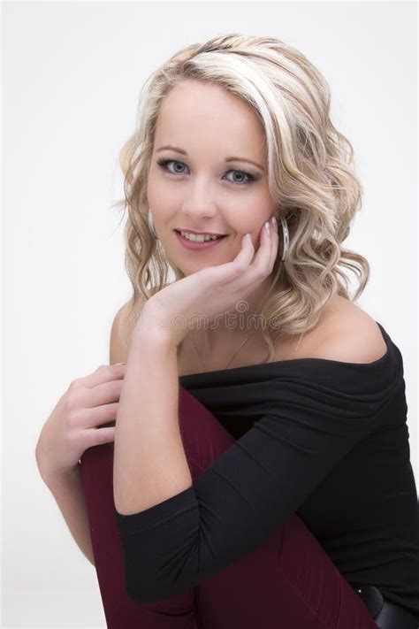 De Mooie Blonde Vrouw In Krullend Haar En De Zwarte Hoogste Zitting