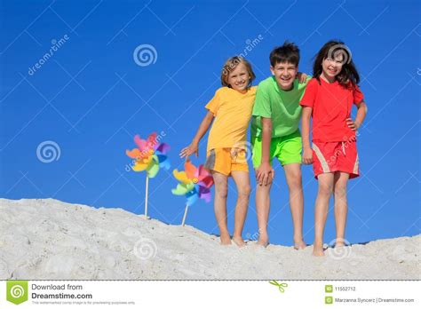 Enfants Heureux Sur La Plage Photo Stock Image Du Siblings Hommes