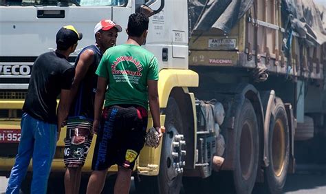 Caminhoneiros mantêm protestos e bloqueiam rodovias em 14 estados