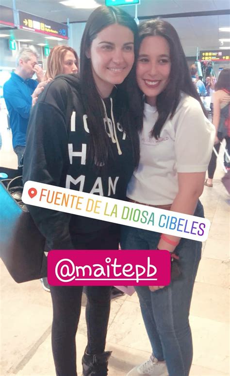 Maite Perroni fãs no aeroporto de Madrid Espanha 10 06 18