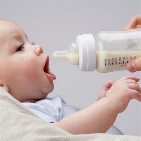 Ogni quanto deve mangiare un neonato il numero poppate e quantità di latte