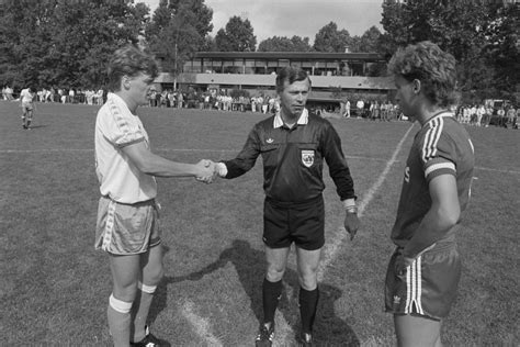 In Memoriam Jan Keizer 84 Kleurrijke Scheidsrechter Uit Een Ander