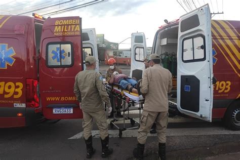 Ciclista atropelado por ônibus e arremessado contra poste teve fratura