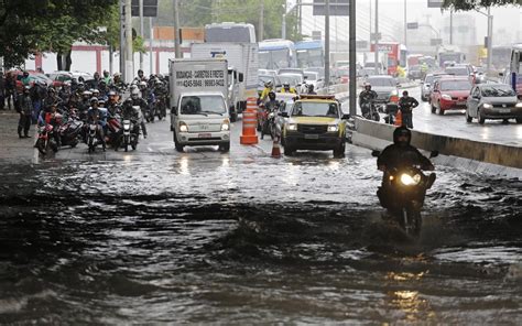 Chuva alaga ruas da Grande São Paulo e capital tem trânsito recorde no