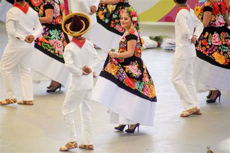 La Guelaguetza O La Fiesta De La Comunalidad De Los Pueblos De Oaxaca