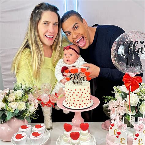 Que amor Thiago Oliveira celebra primeiro mês da filha festa
