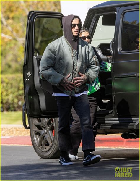 Photo Kourtney Kardashian Travis Barker Share Some Steamy Pda Arriving