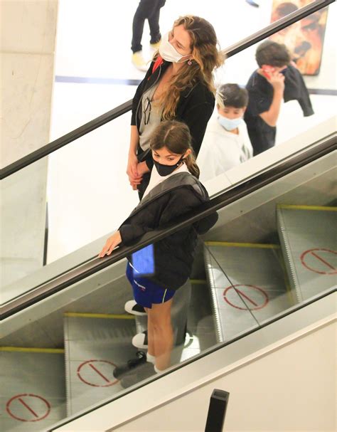 Lavínia Vlasak curte passeio no shopping os filhos