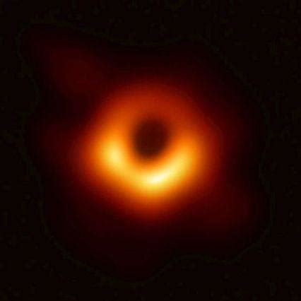Spazio svelata la prima immagine del buco nero della Via Lattea è la