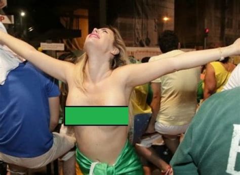 Musa do impeachment cumpre promessa e fica nua na Avenida Paulista após