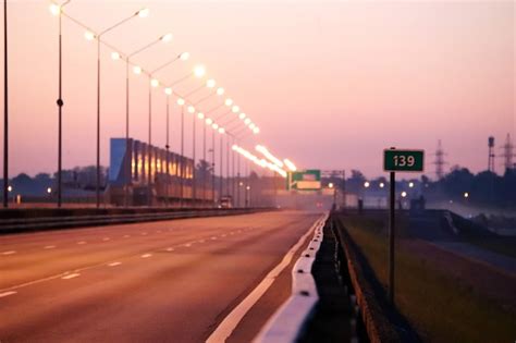 Carretera vacía que se extiende en la distancia al amanecer Foto Premium