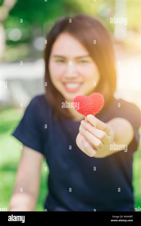 neuen Freund Liebe treffen und Datum süßes Lächeln asiatischen Thai