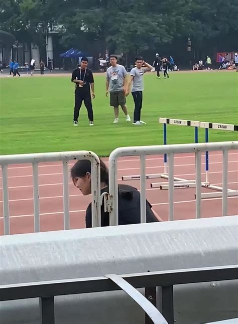 中国田径头号网络女神伤愈复出再战大赛 训练时场边再现男生痴痴盯着看 腾讯新闻