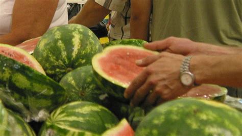Jak wybrać w sklepie idealnego arbuza Koniecznie zwróć uwagę na jedną