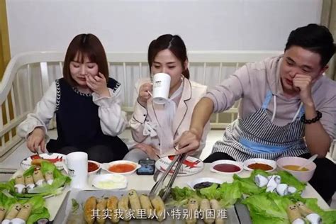 大胃王密子君朵一和余多多吃烤肠吃着吃着眼泪直流