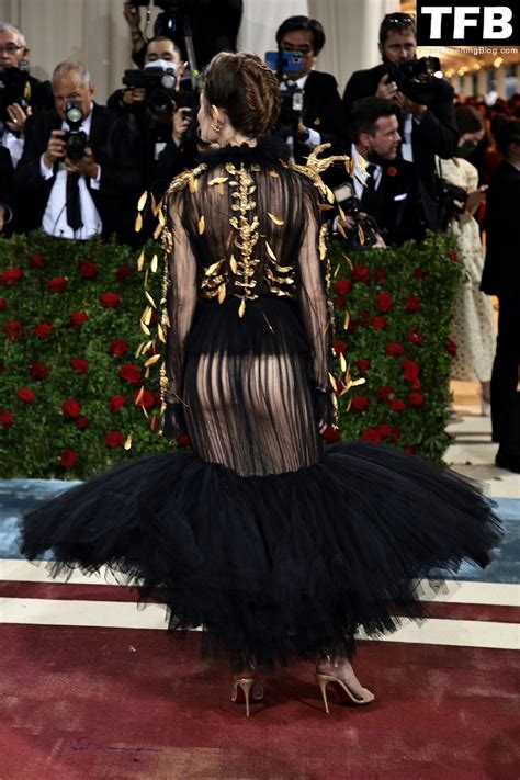 Louisa Jacobson Flashes Her Nude Tits At The 2022 Met Gala In NYC 22