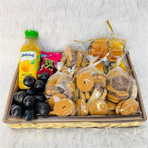 Mini Bandeja de Café da Manhã Muitos Biscoitos Fruta e Chocolate