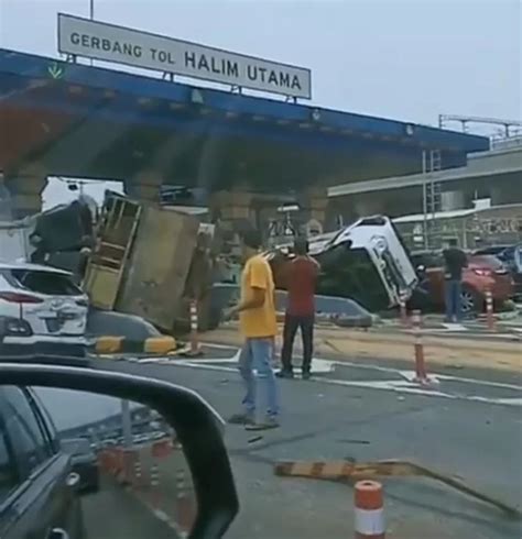 Kecelakaan Beruntun Di Gerbang Tol Halim Utama 5 Mobil Berhamburan