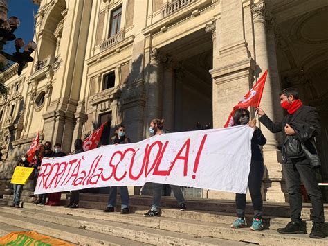 La protesta di Priorità alla scuola in 13 città No alle chiusure e