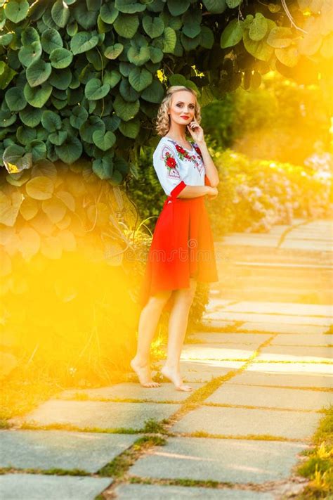 Attraktive Shoeless Glückliche Junge Blondine Im Stilvollen Roten Weißen Kleid Das Auf Weg Am