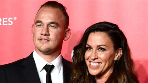 Pregnant Alanis Morissette Posts Stunning Nude Underwater Shot See The Photo