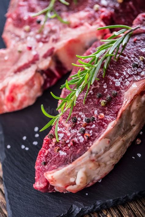 Steak Frisches Rohes Ribeye Zwei Steak Mit Rosmary In Einer Rustikalen